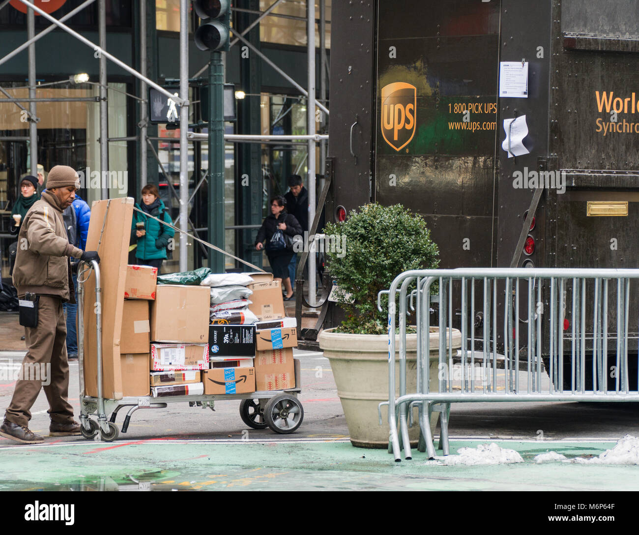Ups driver loading hi-res stock photography and images - Alamy