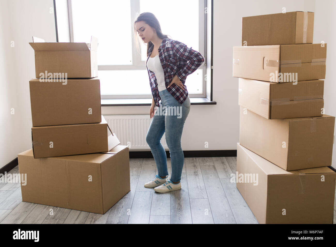 back injury from carrying heavy box while moving home Stock Photo - Alamy