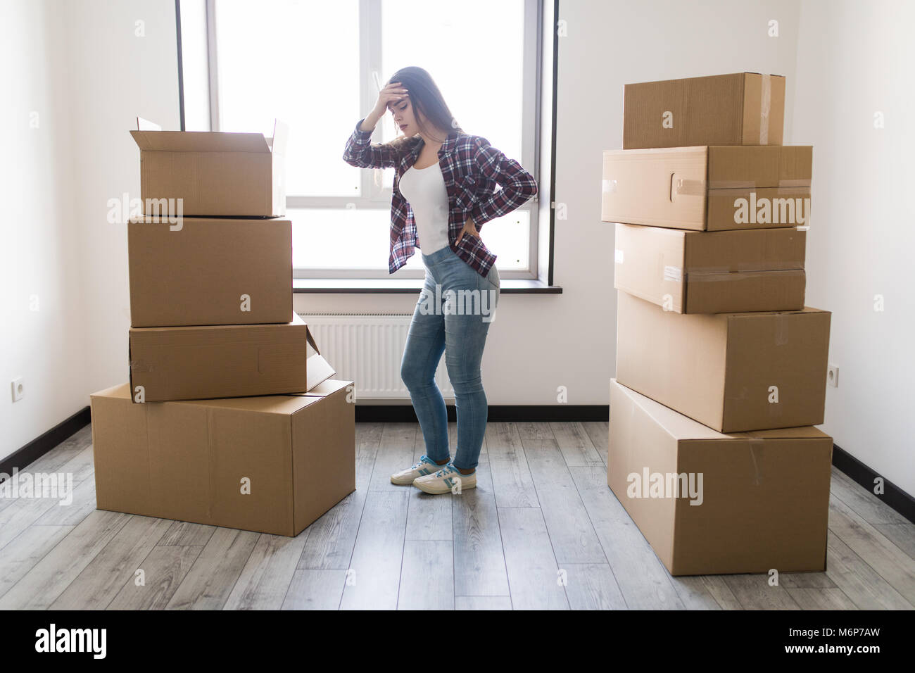 back injury from carrying heavy box while moving home Stock Photo - Alamy