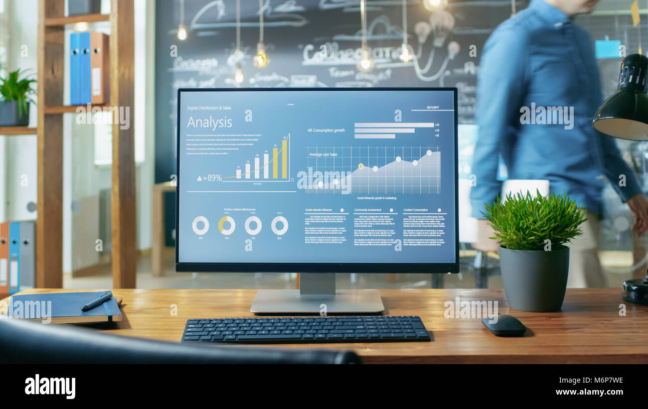 Office worker computer display hi-res stock photography and images - Alamy