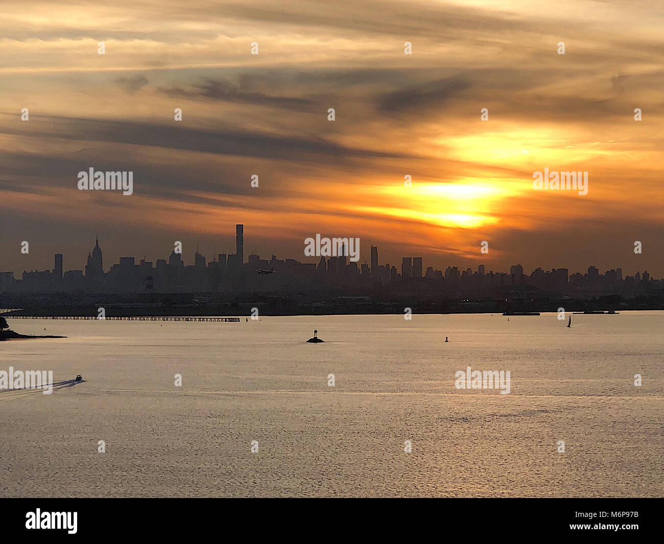 Nyc skyline silhouette hi-res stock photography and images - Alamy