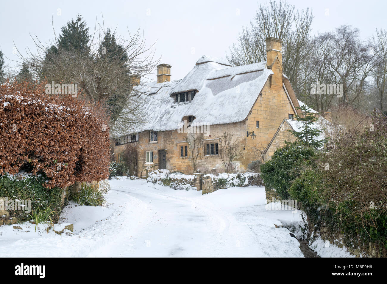 Stanton stone thatched cottage in the winter snow. Stanton, Cotswolds ...