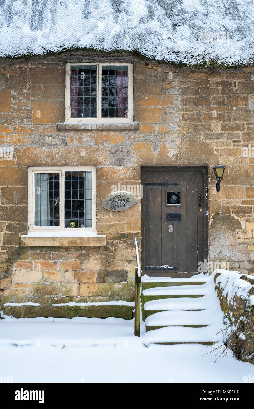 Stanton stone thatched cottage in the winter snow. Stanton, Cotswolds ...