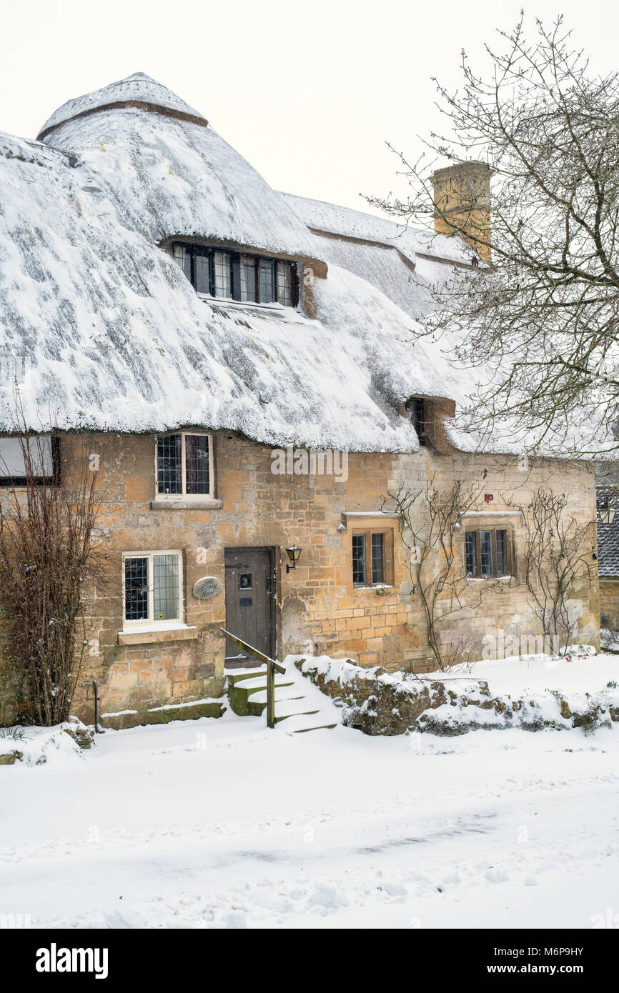 Stanton stone thatched cottage in the winter snow. Stanton, Cotswolds ...