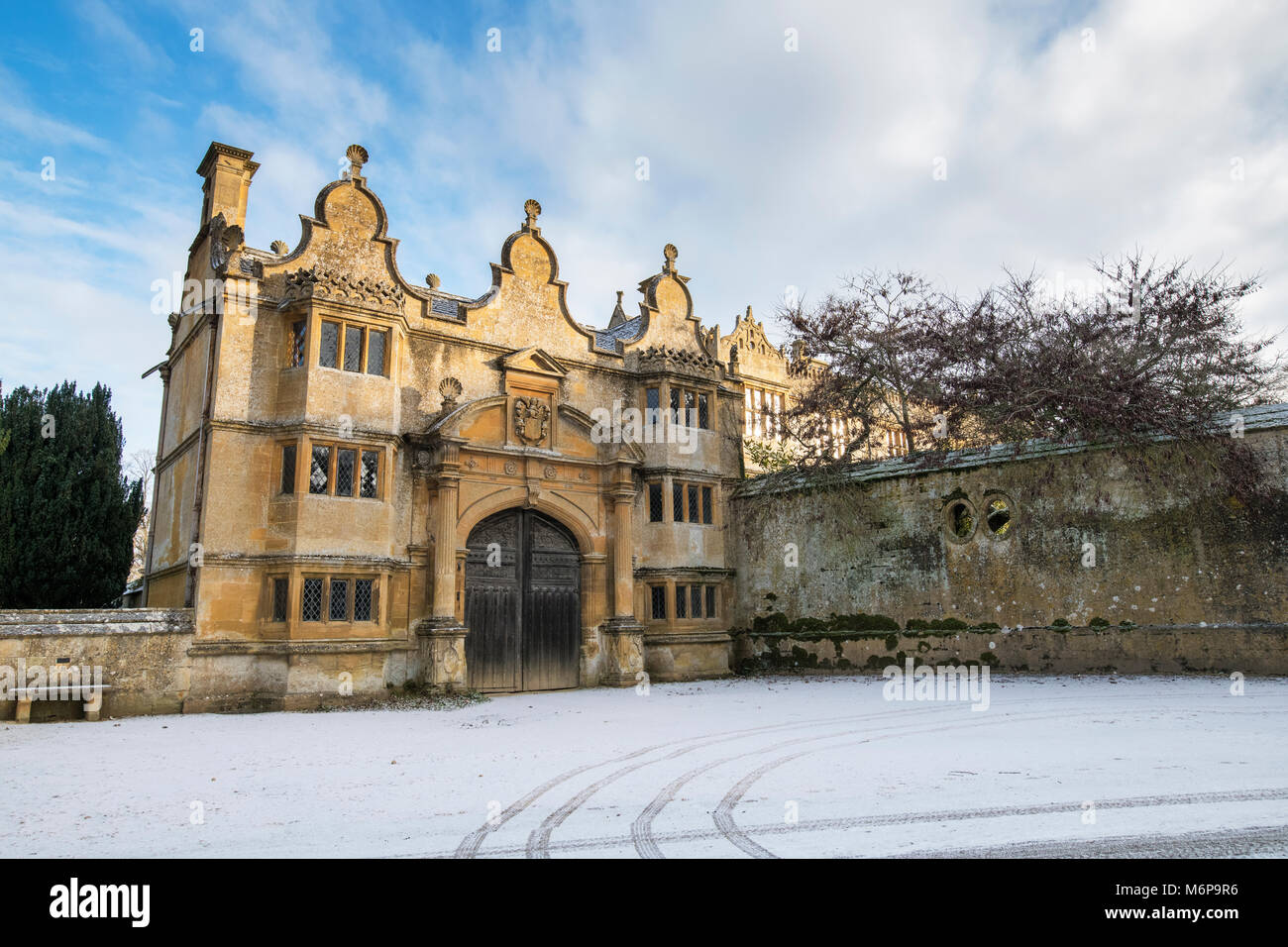 Stanway house gatehouse in the winter snow. Stanway, Cotswolds ...