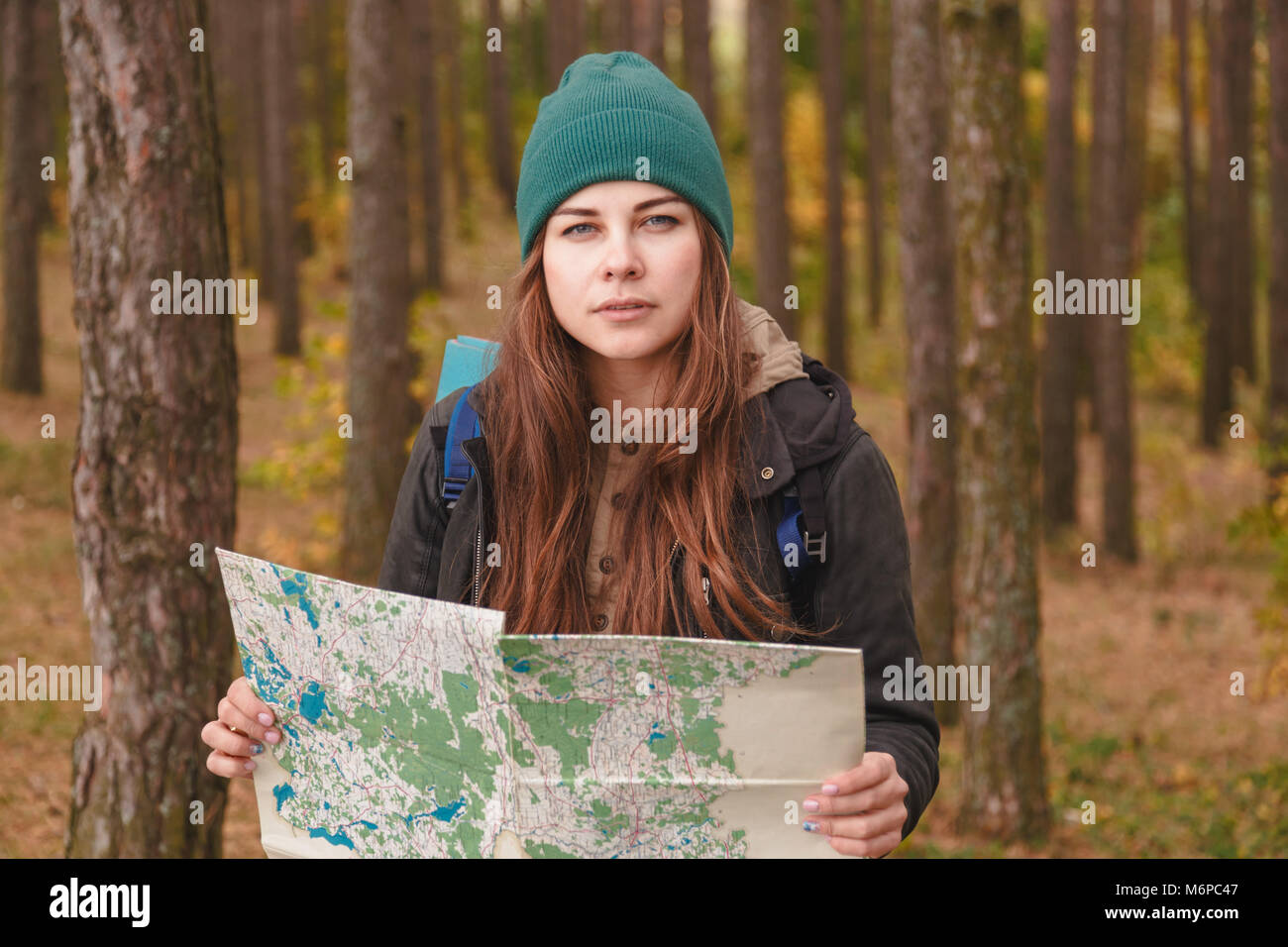 Woman back to camera looking at map hi-res stock photography and images ...
