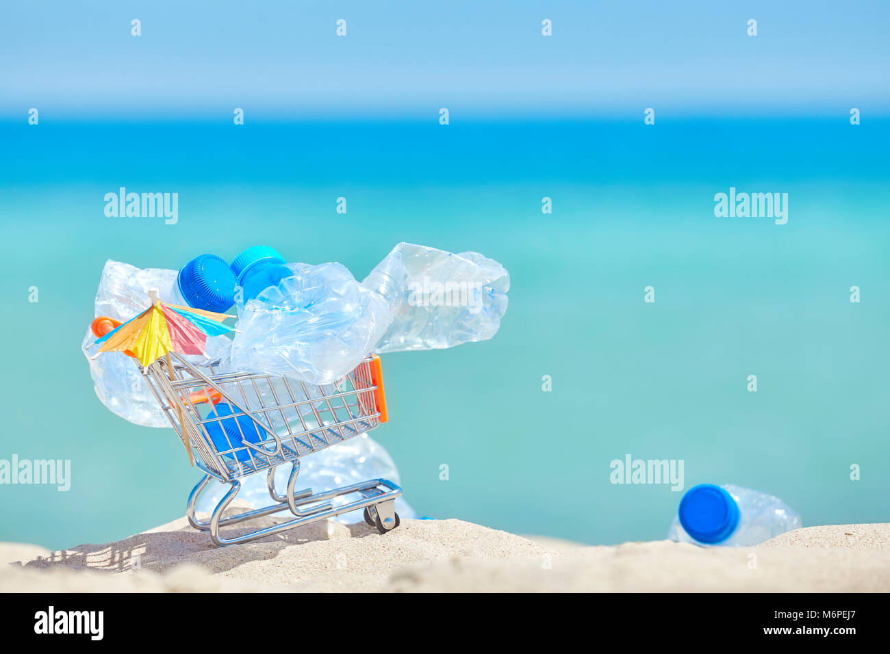 Shopping cart with garbage hi-res stock photography and images - Alamy