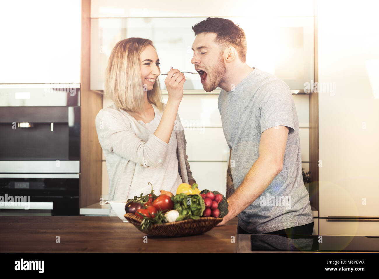 couple eating food Stock Photo - Alamy