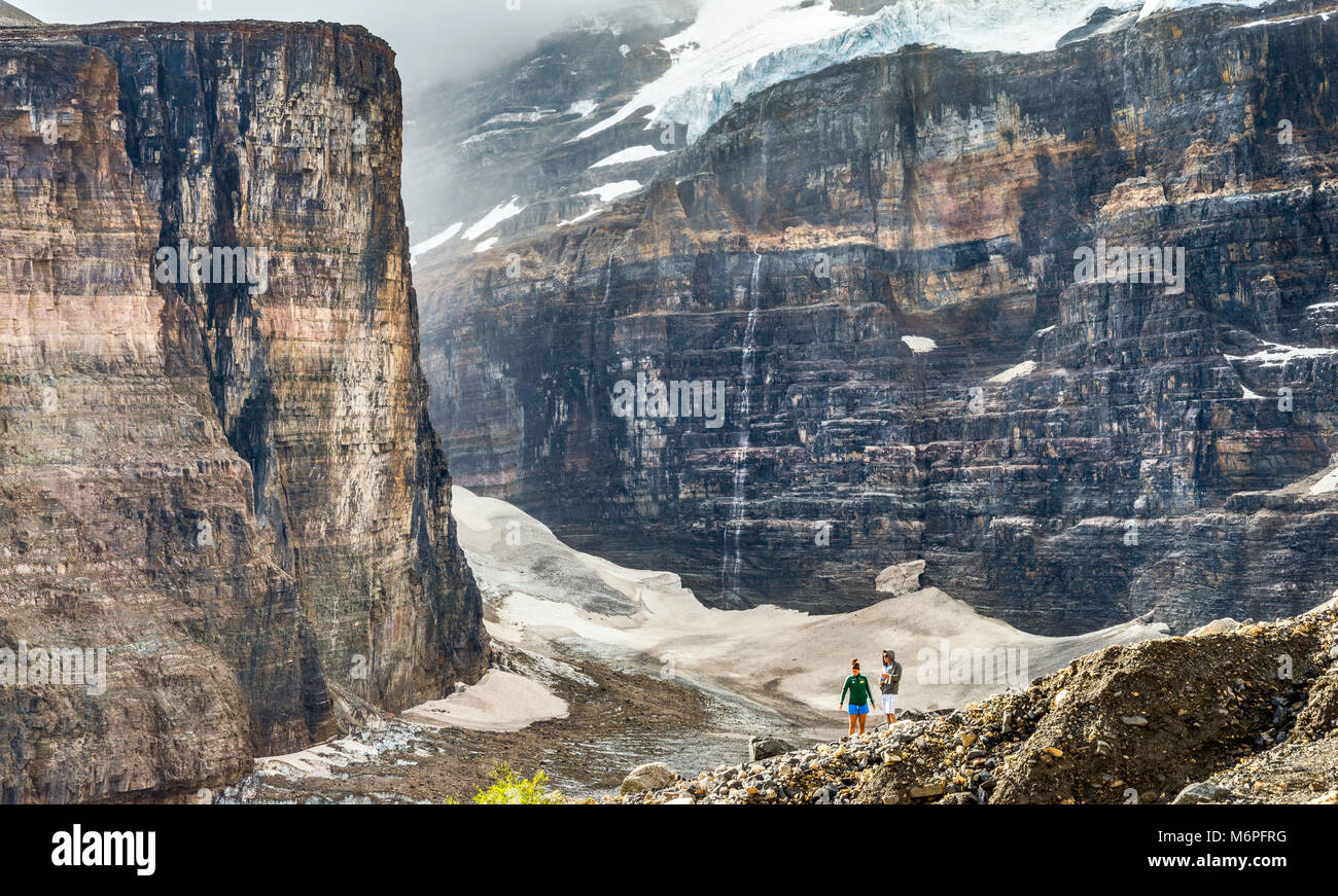 Hikers on Plain of the Six Glaciers Trail, Mount Victoria massif, Death ...