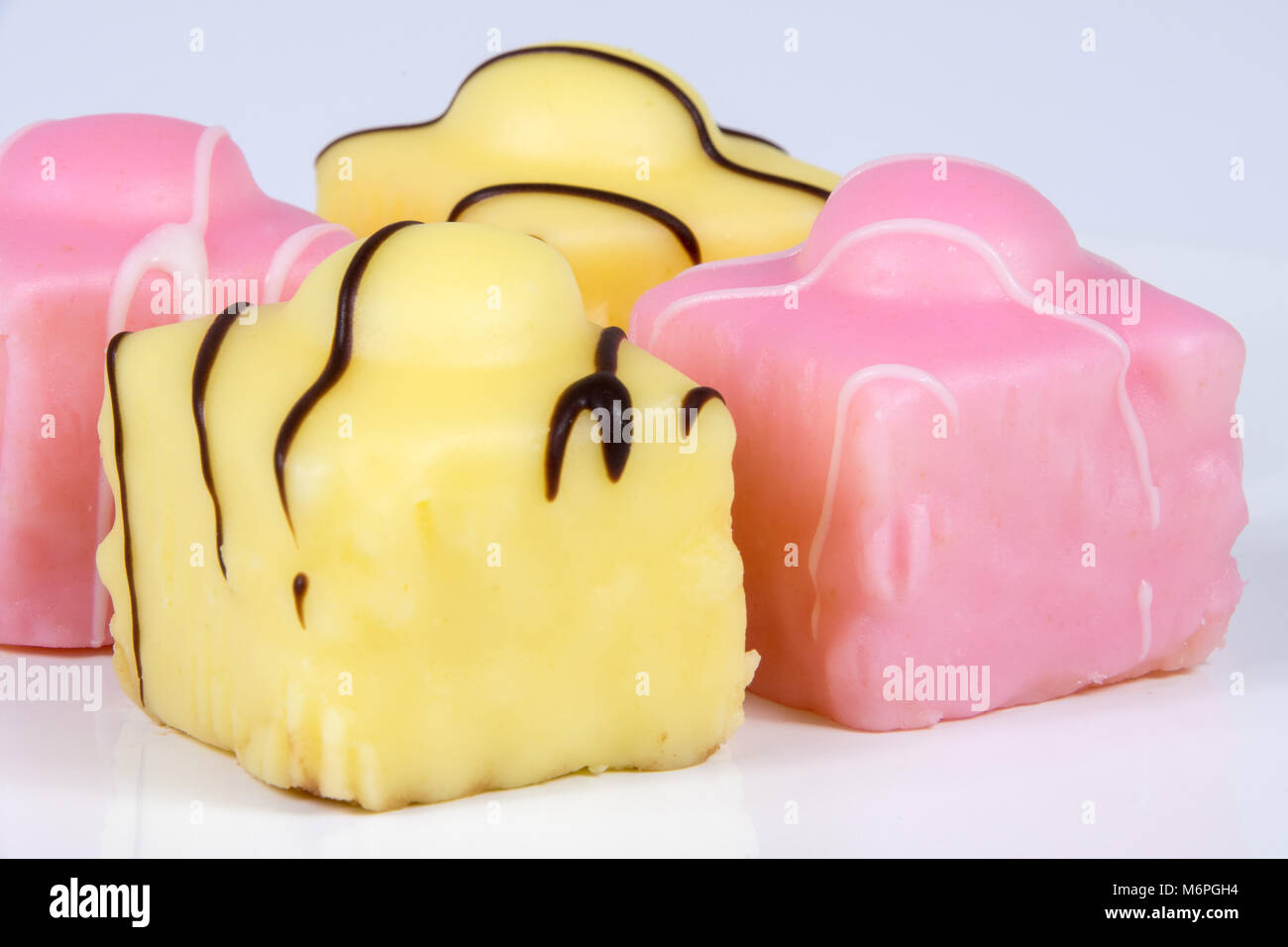 Fondant fancies hi-res stock photography and images - Alamy