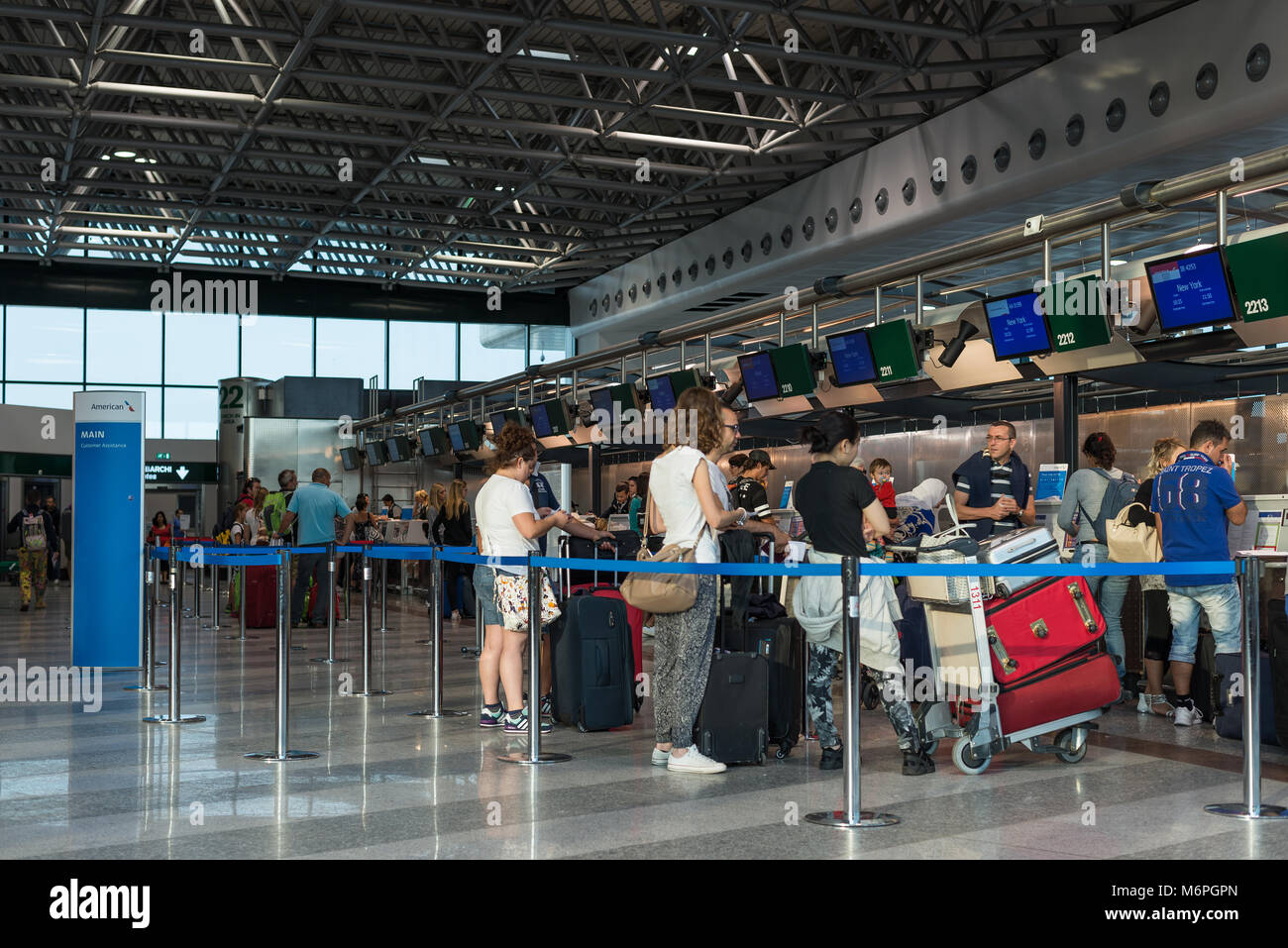 American airlines check in counter hi-res stock photography and images ...