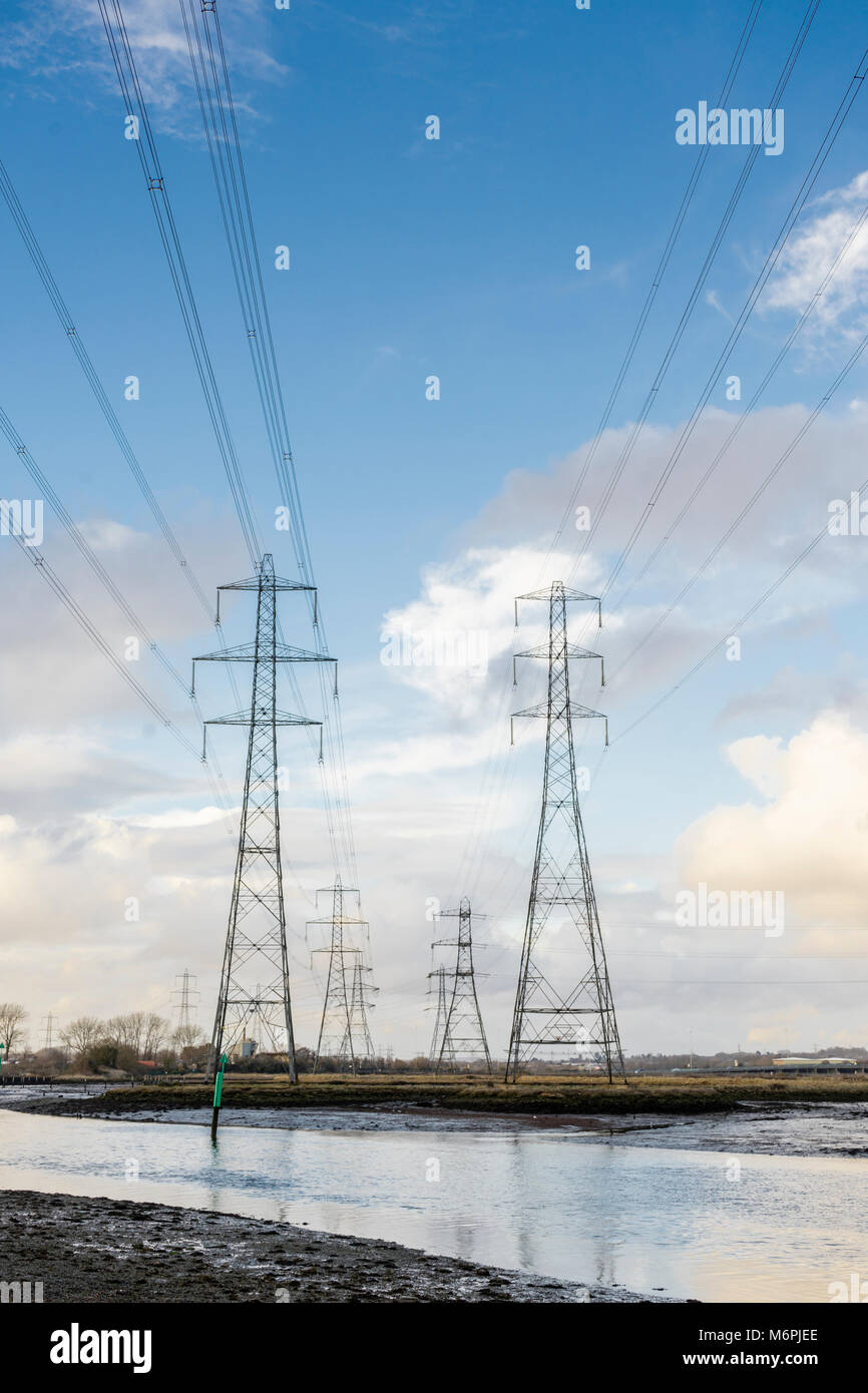 Overhead power lines uk hi-res stock photography and images - Alamy