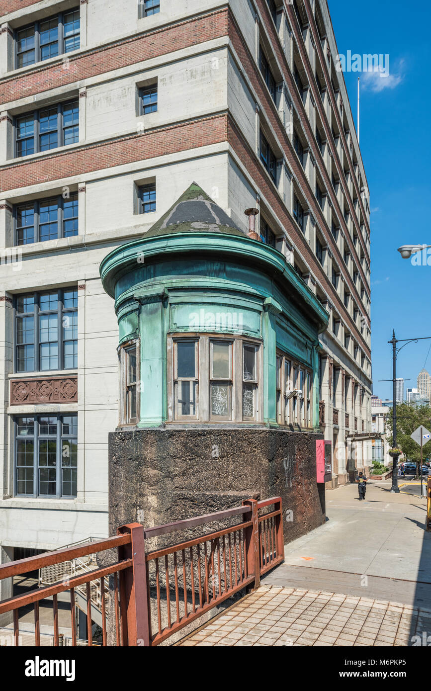 Bridge house at Chicago avenue Stock Photo - Alamy