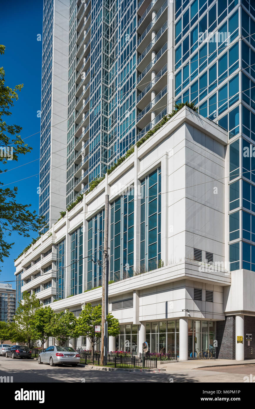 American apartment building hi-res stock photography and images - Alamy