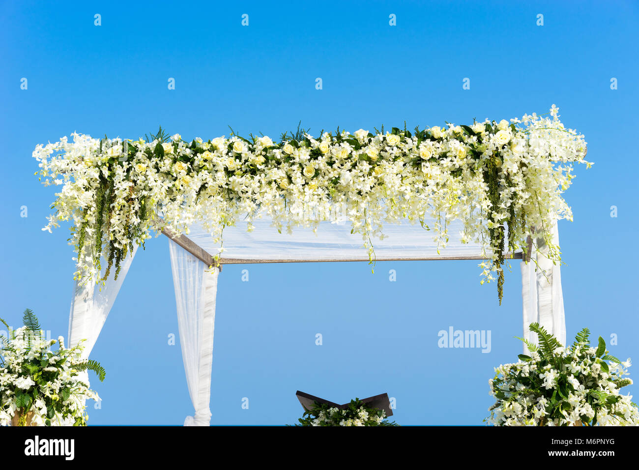 The wedding arch decoration with flowers, floral, blue sky background ...