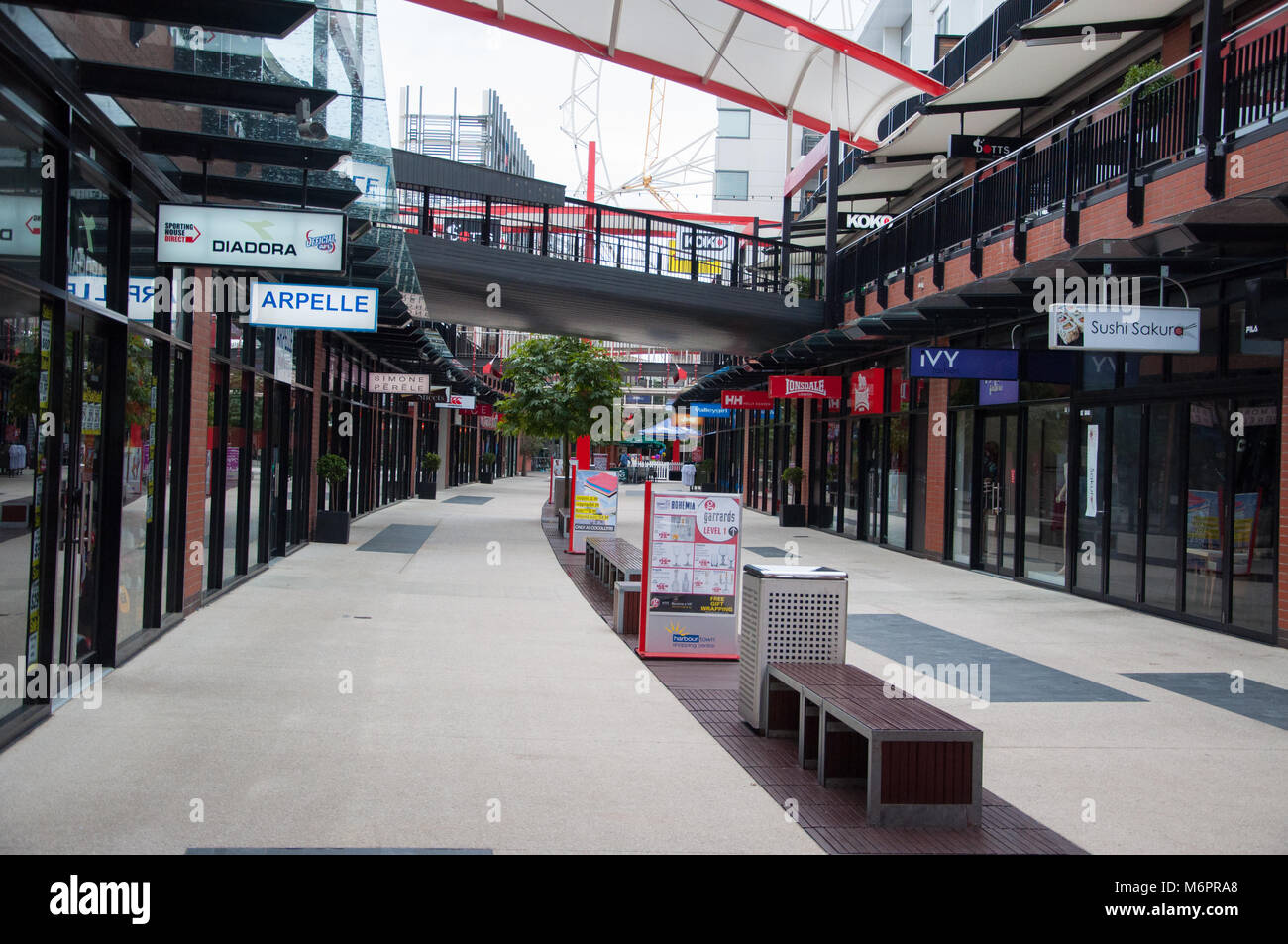 Shopping mall seating hi-res stock photography and images - Alamy