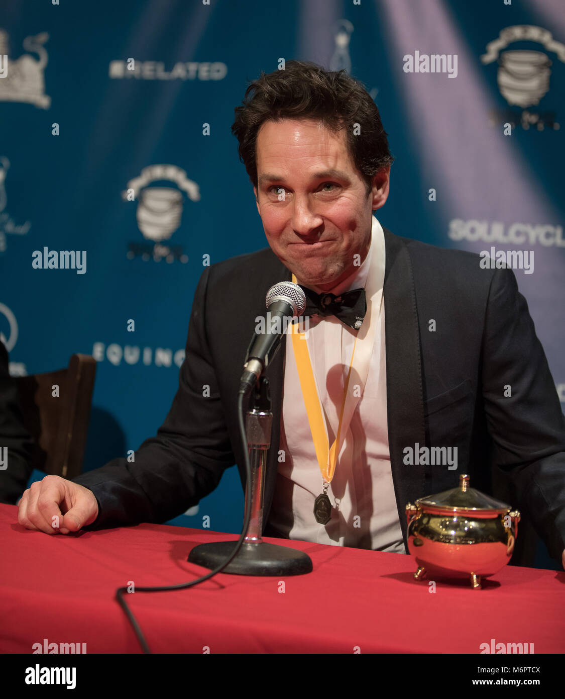 Paul Rudd accepts Man of the Year 2018 award as Harvard's Hasty Pudding ...