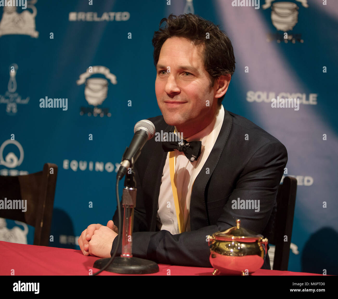 Paul Rudd accepts Man of the Year 2018 award as Harvard's Hasty Pudding ...