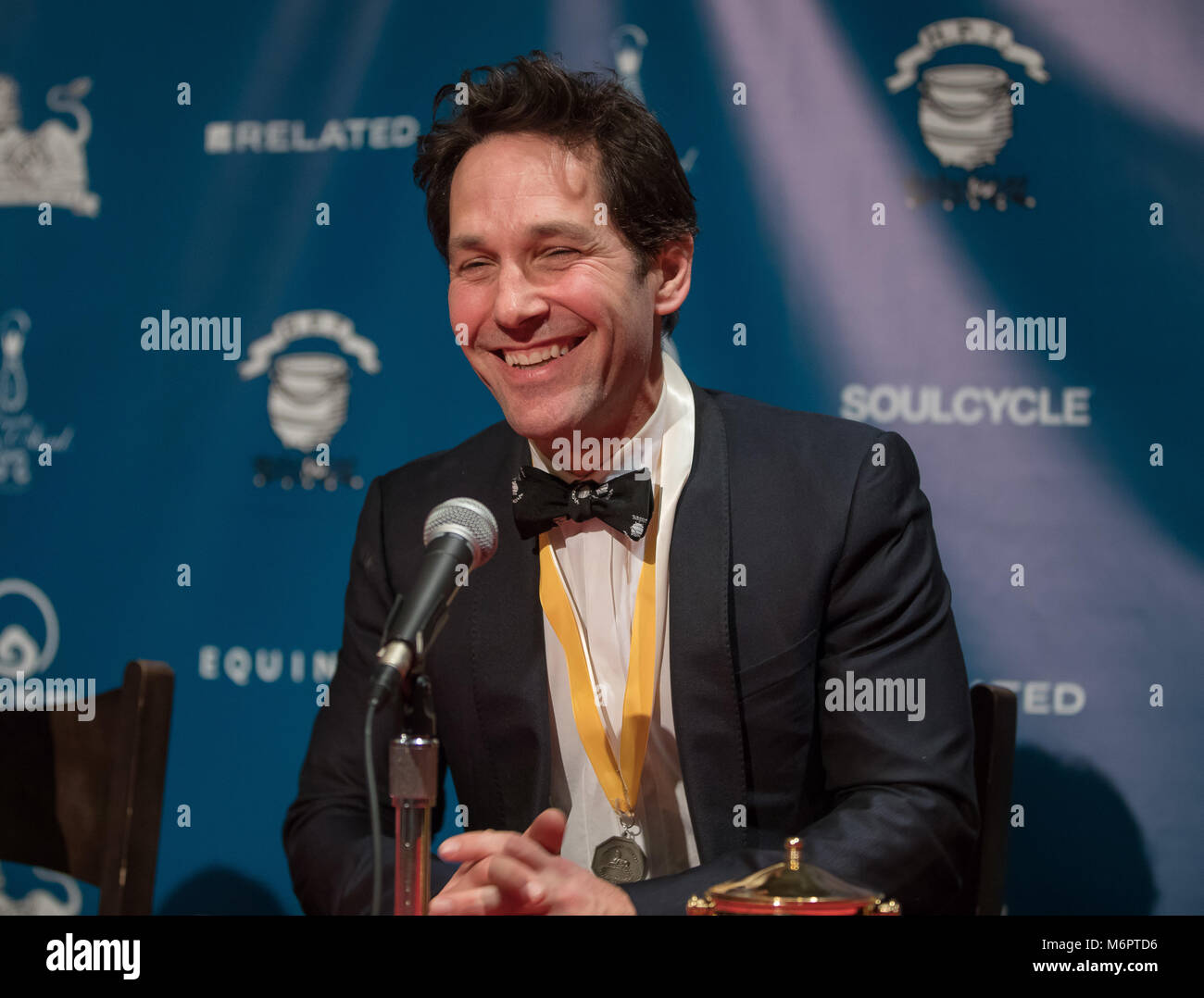 Paul Rudd accepts Man of the Year 2018 award as Harvard's Hasty Pudding ...