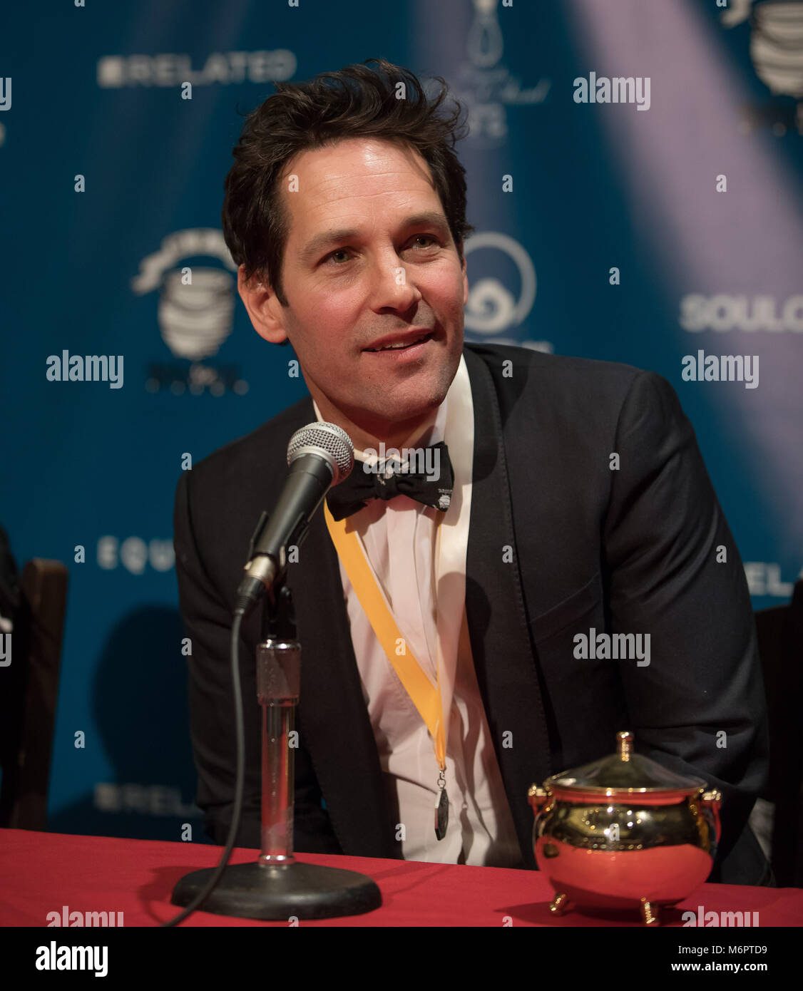Paul Rudd accepts Man of the Year 2018 award as Harvard's Hasty Pudding ...
