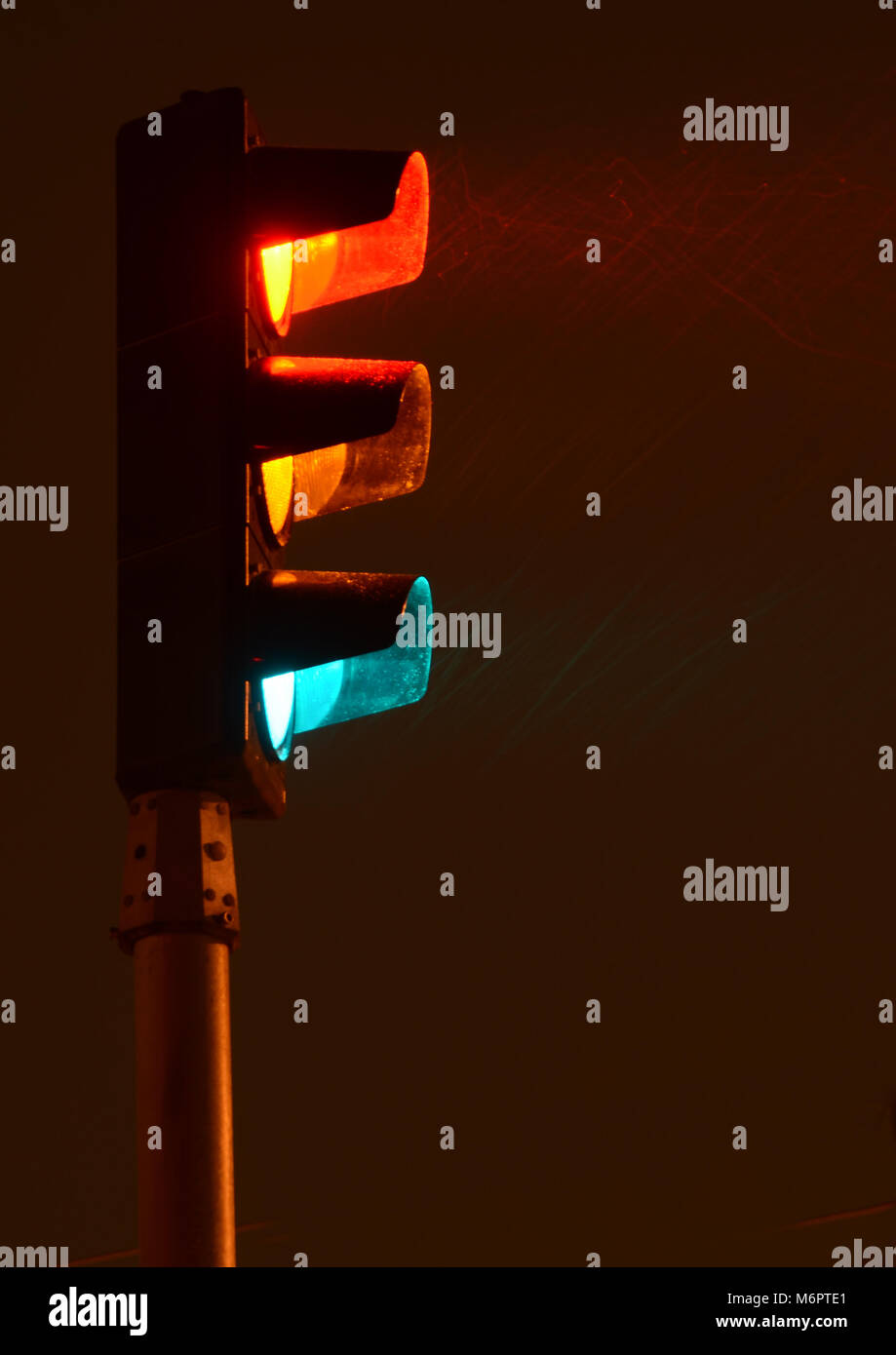 Red traffic light and snow hi-res stock photography and images - Alamy