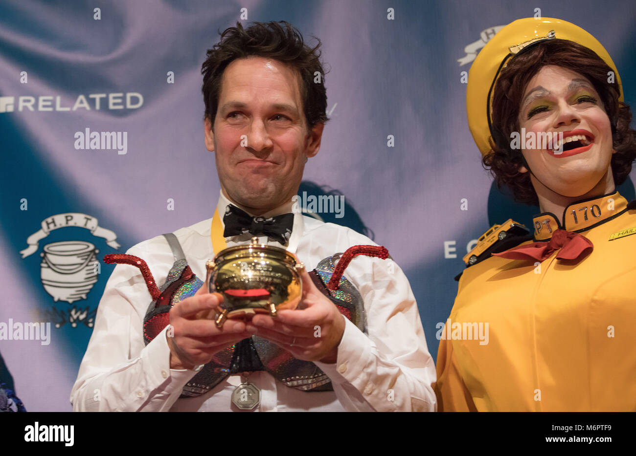 Paul Rudd accepts Man of the Year 2018 award as Harvard's Hasty Pudding ...