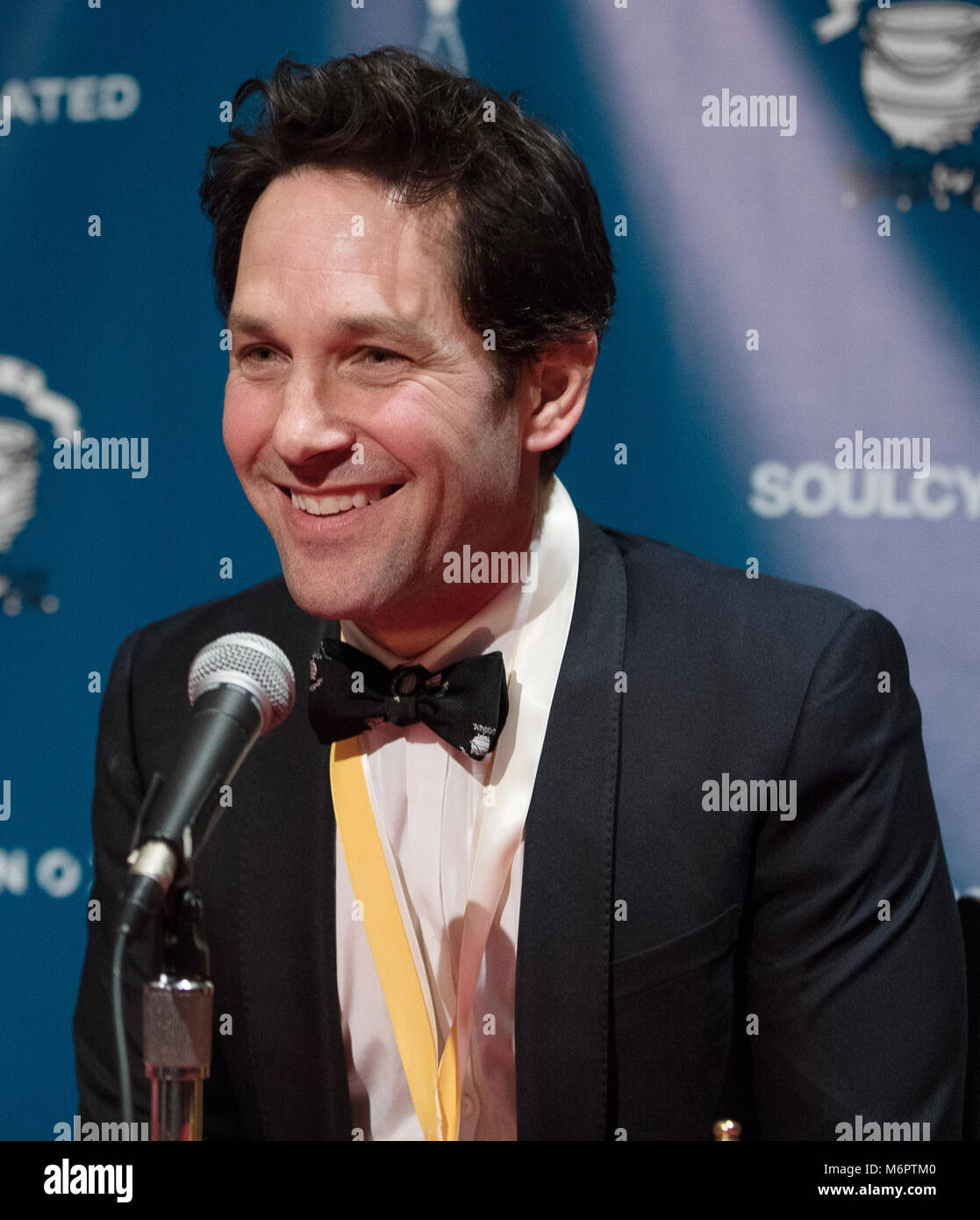 Paul Rudd accepts Man of the Year 2018 award as Harvard's Hasty Pudding ...