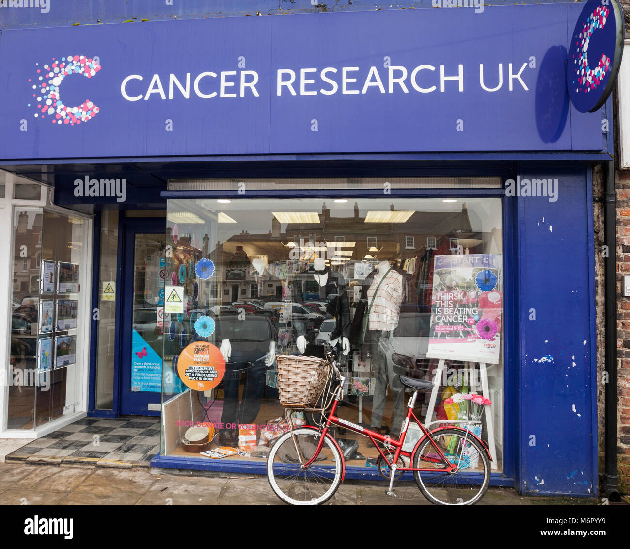 Cancer research shop front hi-res stock photography and images - Alamy