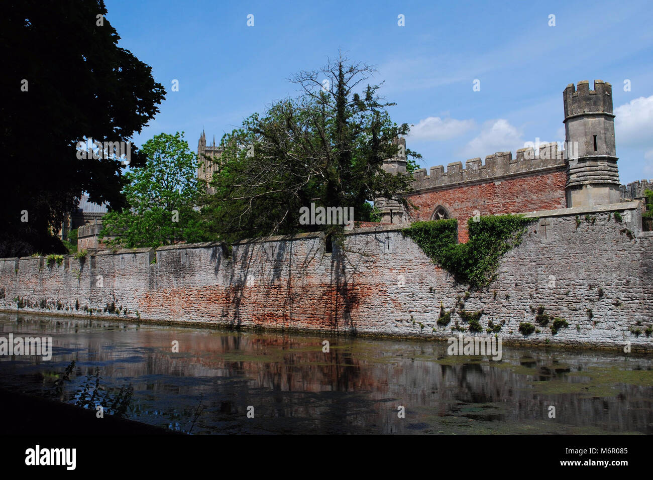 The Bishop's Palace, Wells, Somerset, view from the moat Stock Photo ...