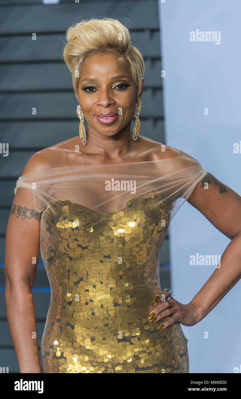 Mary J. Blige attends the Vanity Fair Oscar Party at Wallis Annenberg ...