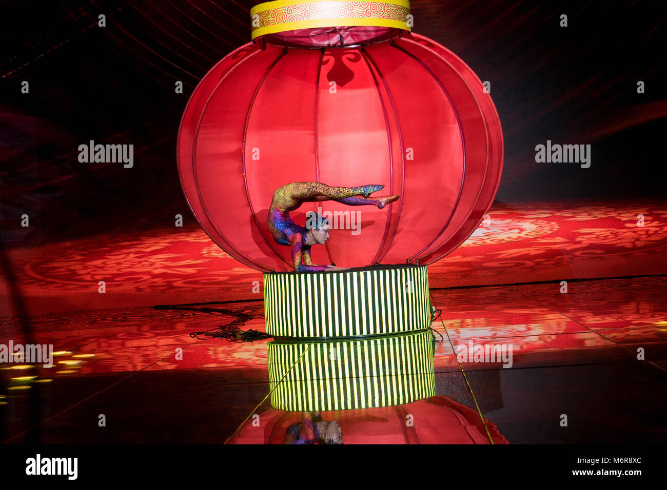 Contortionist image hi-res stock photography and images - Alamy