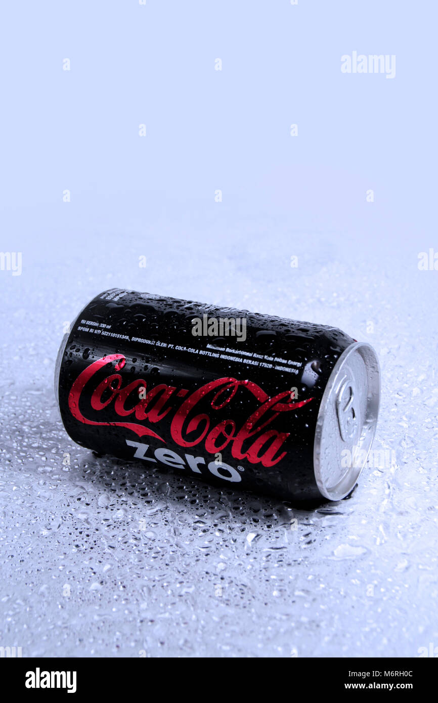 Cans of coke zero hi-res stock photography and images - Alamy