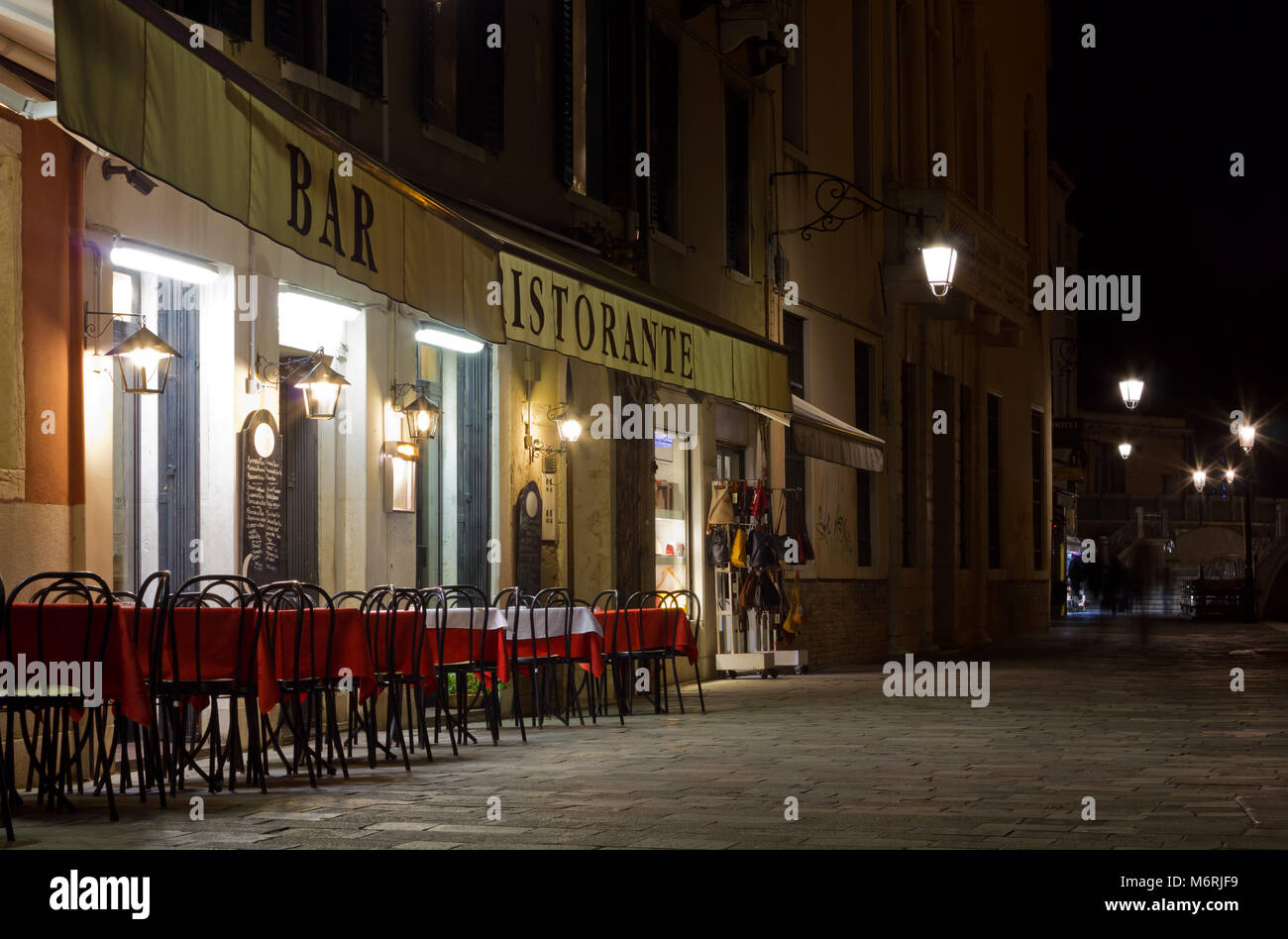 Italy restaurant alley hi-res stock photography and images - Alamy