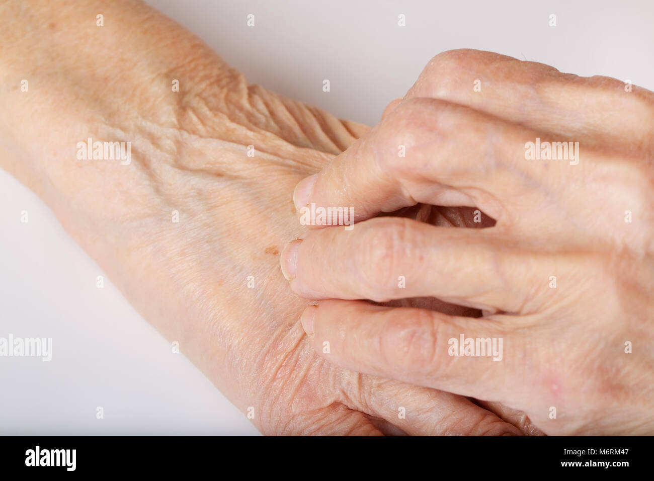 Hands of an old woman between 70 and 80 years old Stock Photo - Alamy