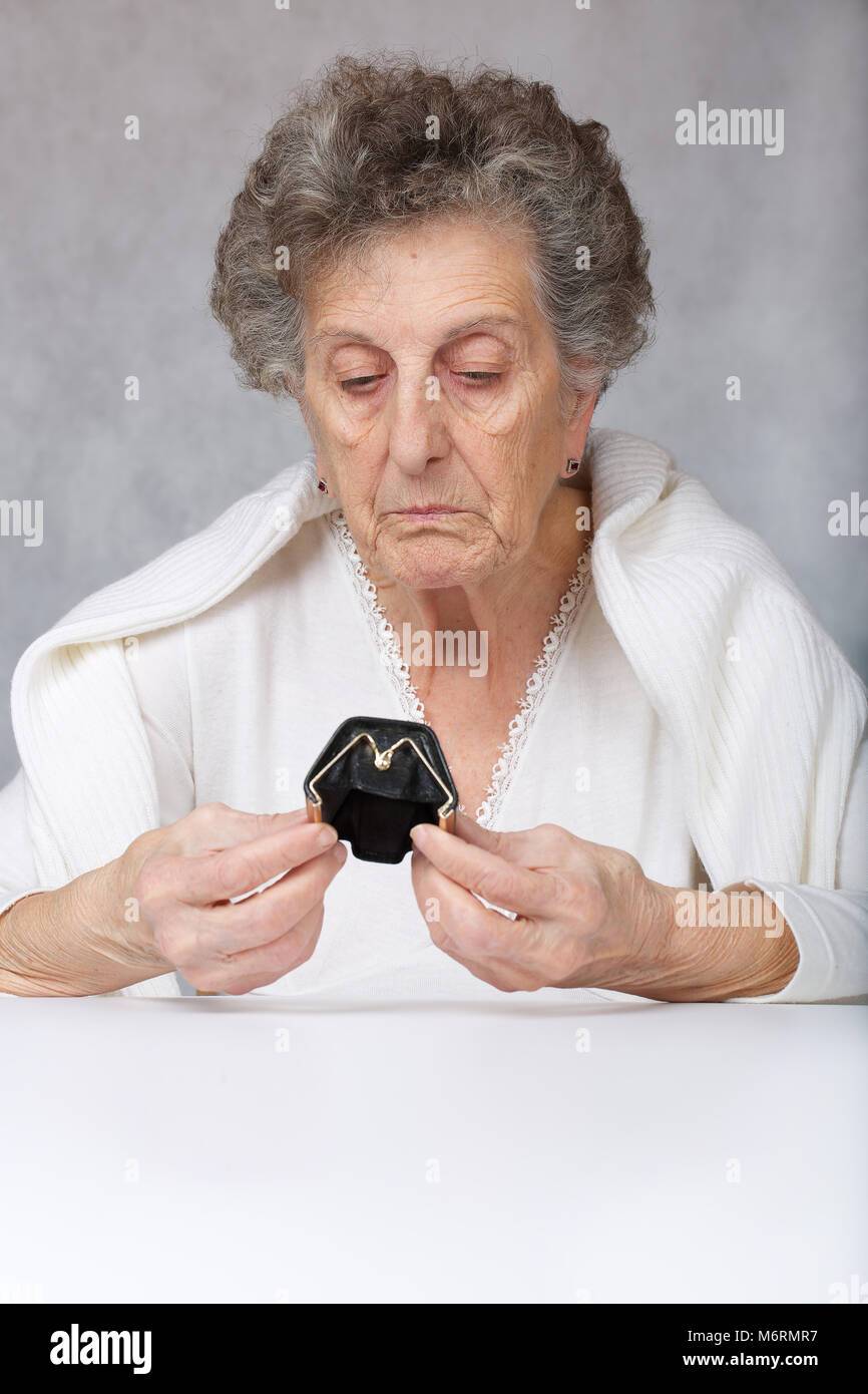 Old woman with empty wallet. Closeup Stock Photo - Alamy