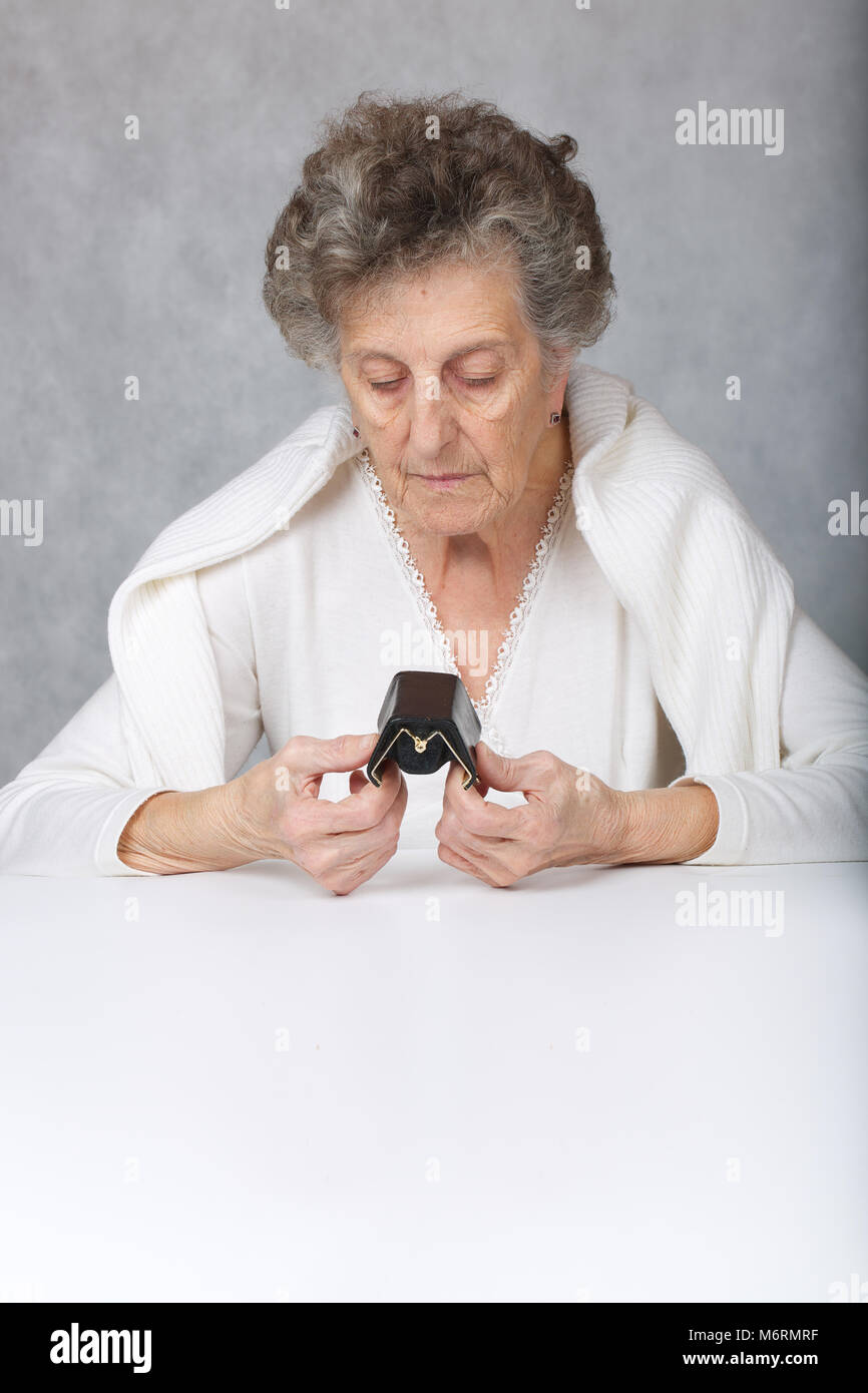 Old woman with empty wallet. Closeup Stock Photo - Alamy