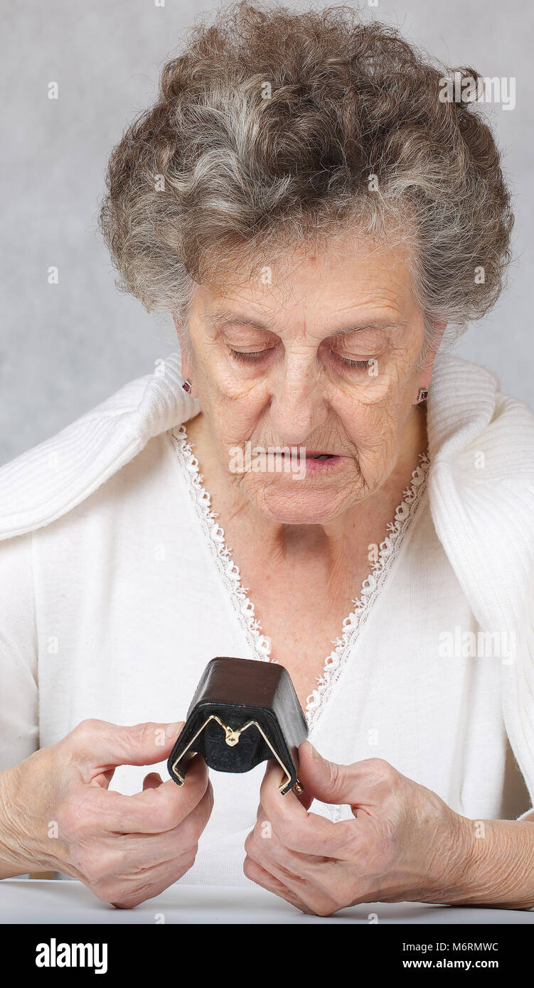 Old woman with empty wallet. Closeup Stock Photo - Alamy