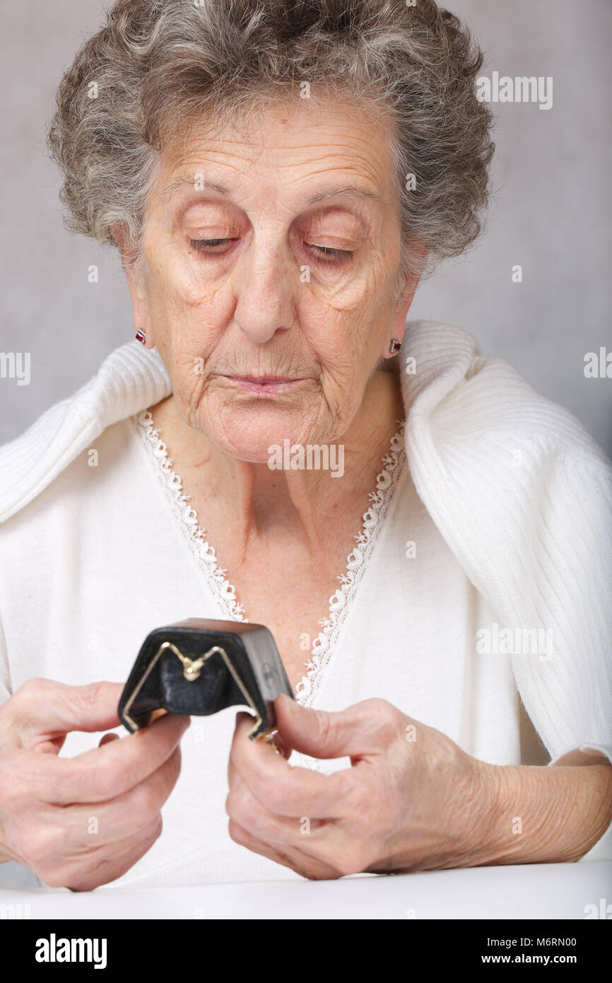 Old woman with empty wallet. Closeup Stock Photo - Alamy