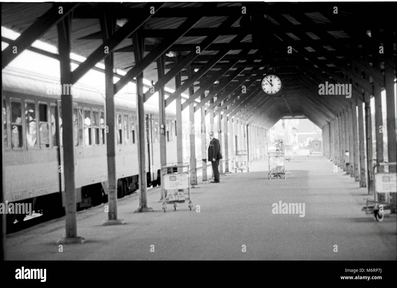 Bahnhof bahnsteig hi-res stock photography and images - Alamy