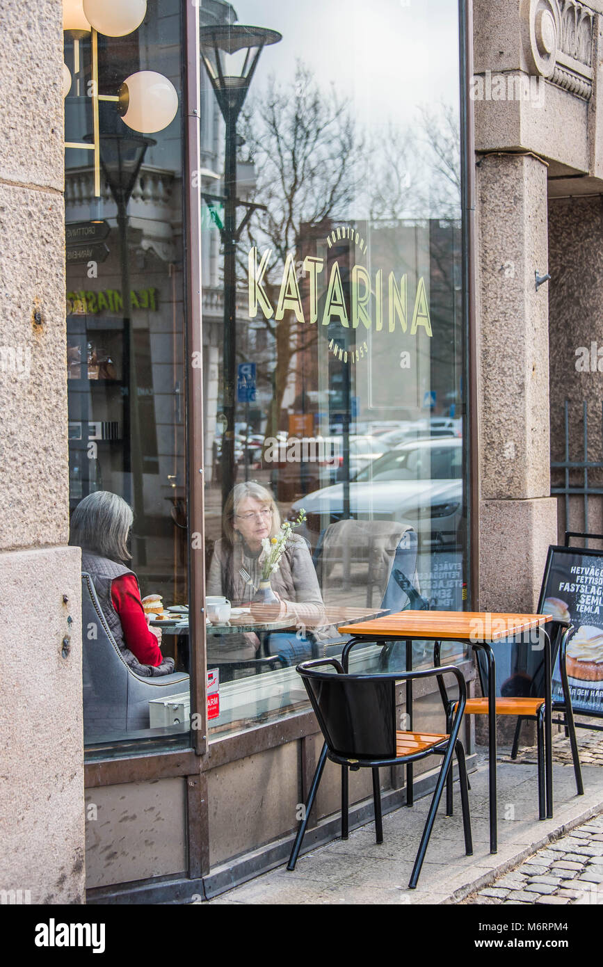 View through shop window hi-res stock photography and images - Alamy