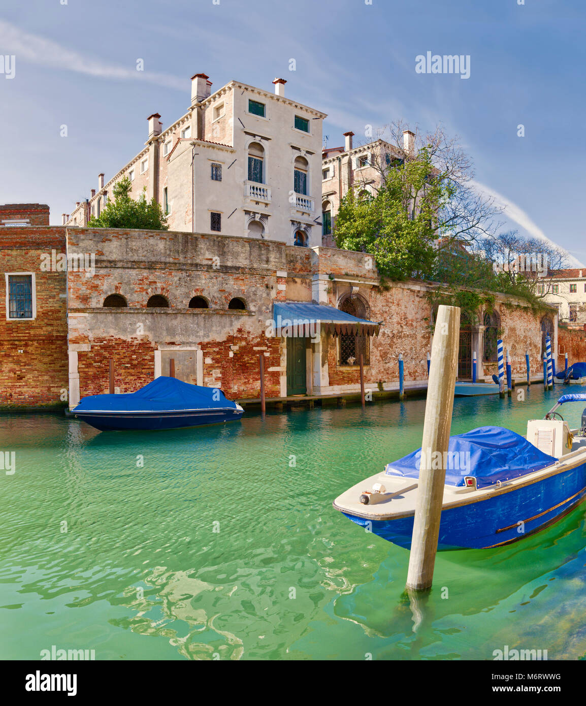 Traditional canalside architecture hi-res stock photography and images ...