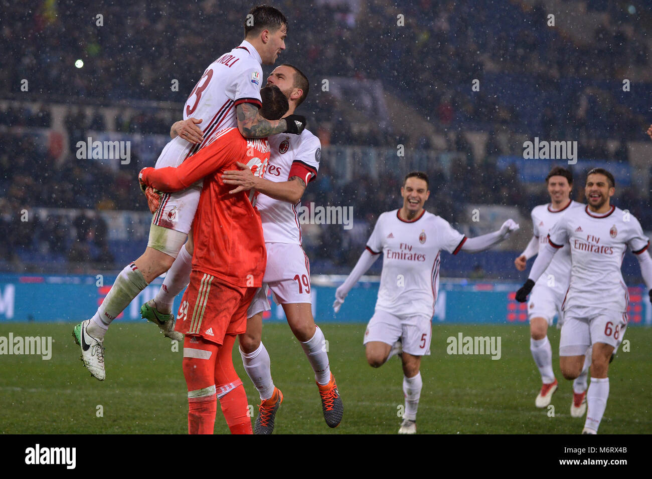 Esultanza dopo il rigore di Alessio Romagnoli Milan, con Bonucci e ...