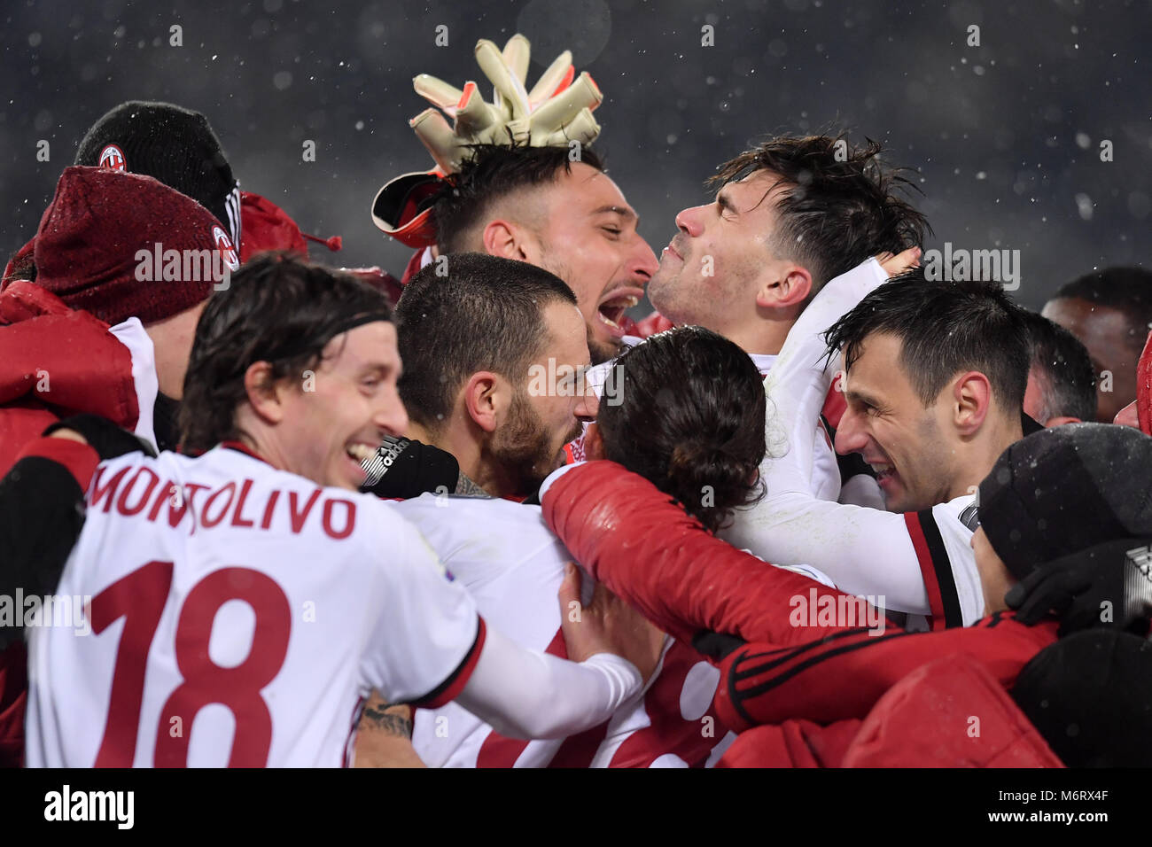 Esultanza dopo il gol su rigore di Alessio Romagnoli Milan, di Bonucci ...