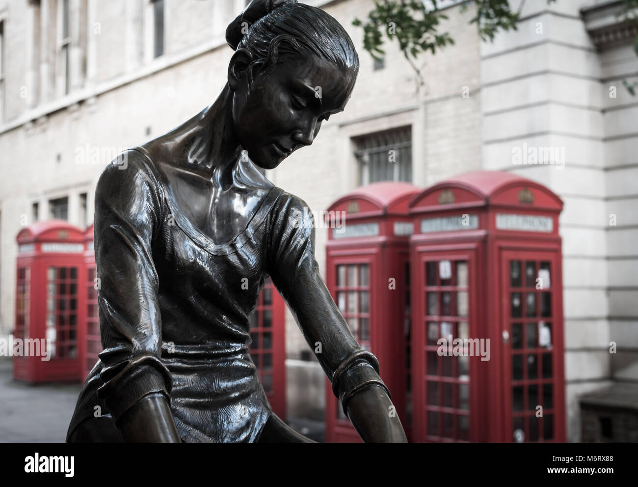 London statue phone boxes Stock Photo - Alamy