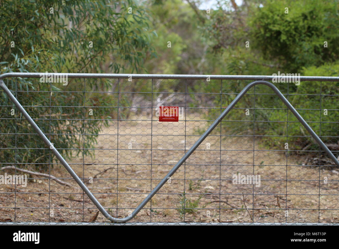 Please shut this gate sign hi-res stock photography and images - Alamy