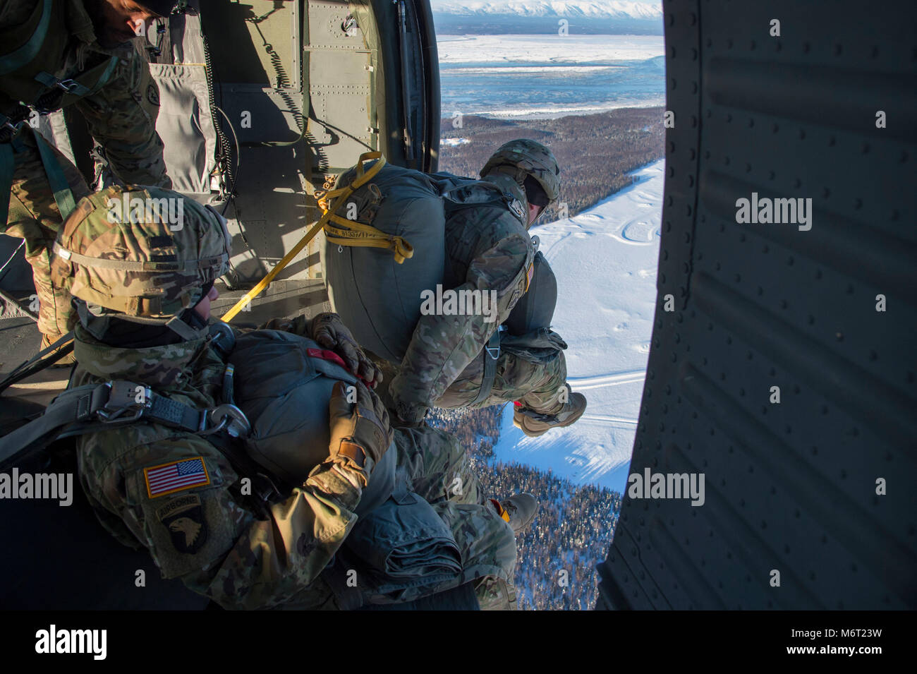 U.S. Army paratroopers assigned to the 1st Battalion, 501st Parachute ...