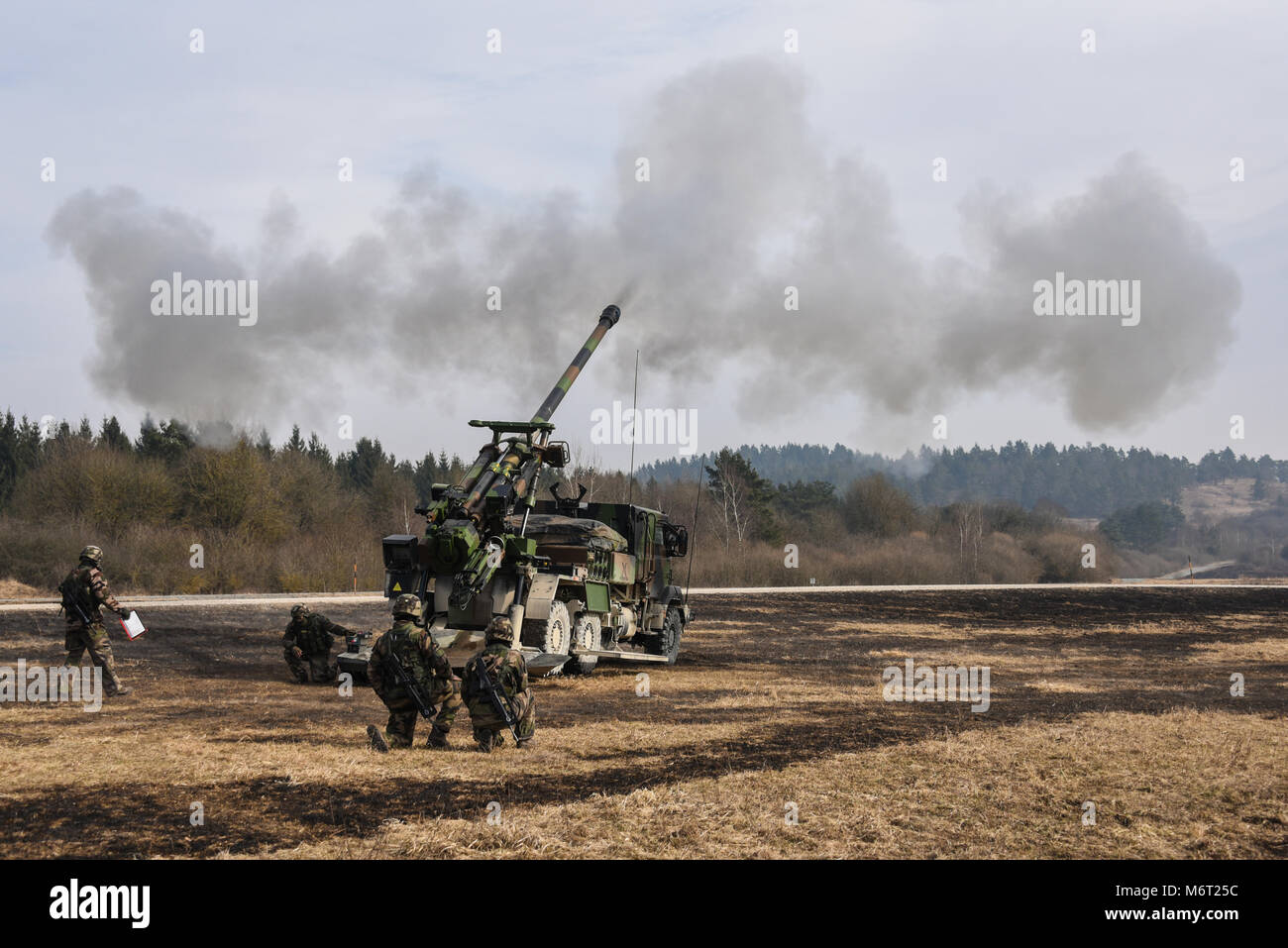 French soldiers conduct a live fire mission using Camion Equipé d'un ...