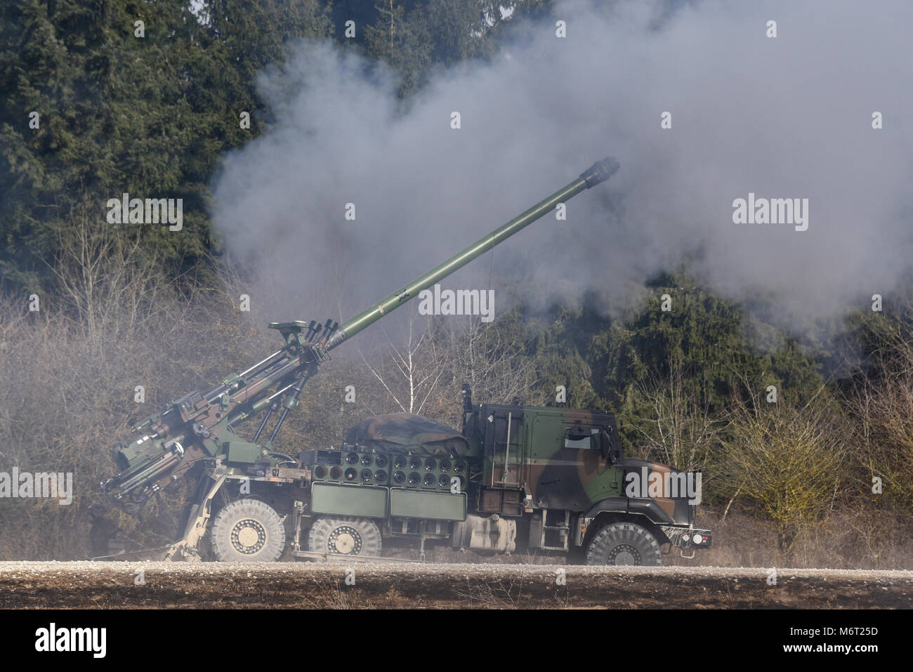 French soldiers conduct a live fire mission using Camion Equipé d'un ...