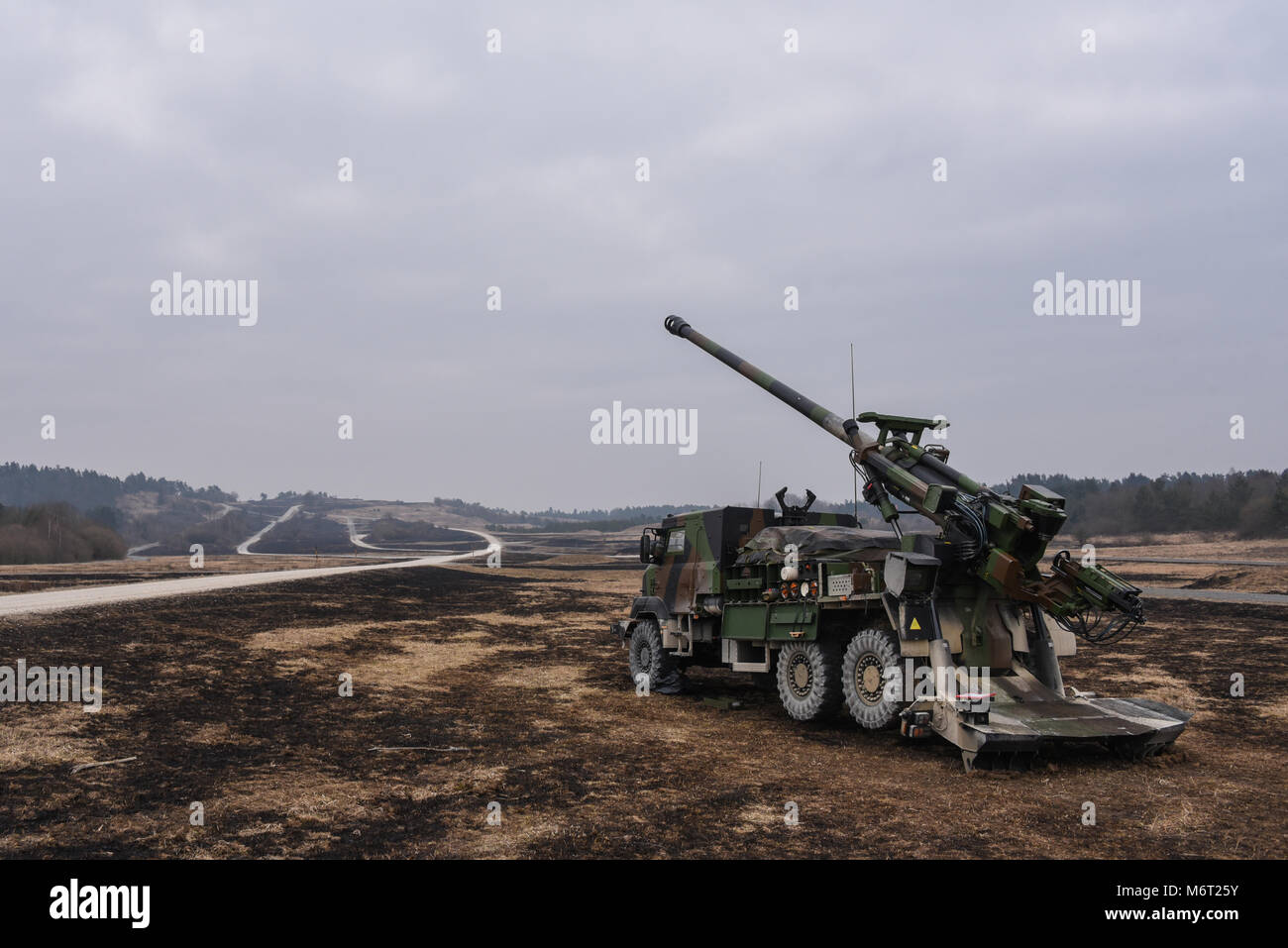 French soldiers conduct a live fire mission using Camion Equipé d'un ...