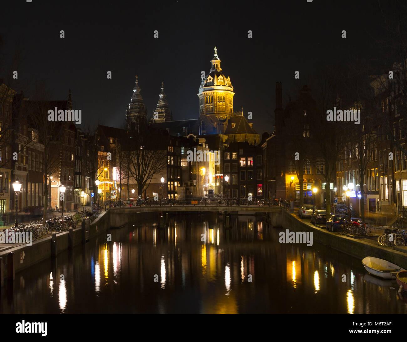 Night time view of old town Amsterdam Stock Photo - Alamy
